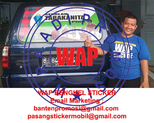 Pasang Sticker Oneway Kaca Belakang Mobil