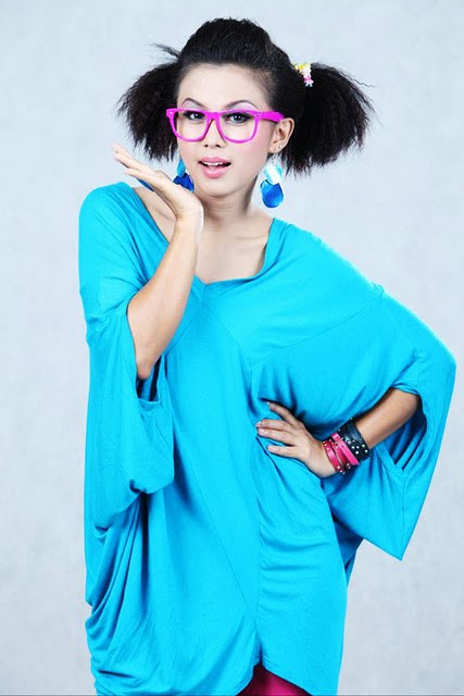 Photo Model: Model Su Shune Lae in Blue Baggy Dress and Pinky Pentyhose