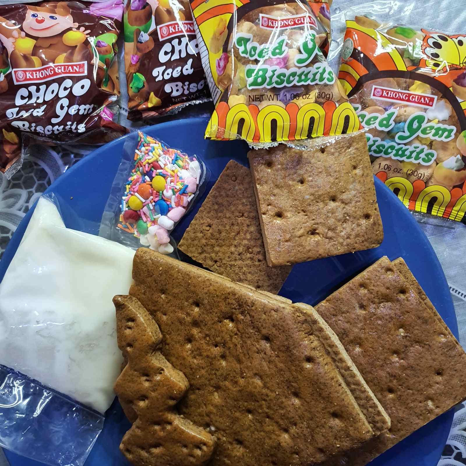 A New Christmas Activity Using Iced Gem Biscuits - Mommy Practicality