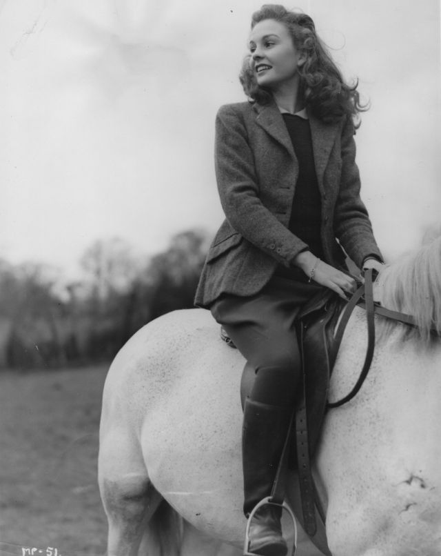 40 Gorgeous Photos of Jean Simmons in the 1940s and '50s ~ Vintage Everyday
