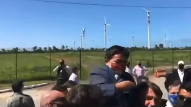 El vídeo viral de Bolsonaro: sube a hombros a un enano pensando que era ...