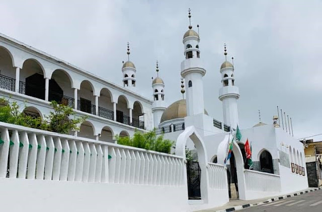 Banknotes on Mosque Theme: Comoros - Mosque in Domoni
