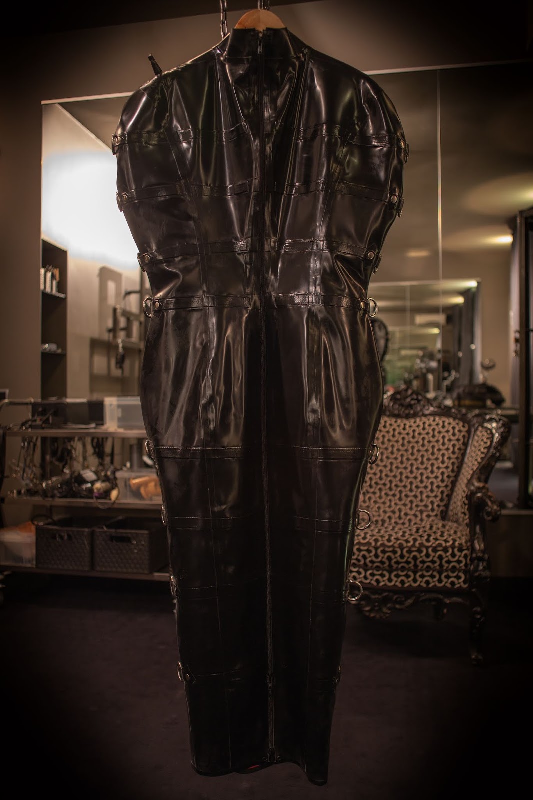 Cassandra Casal Blog: Neues Equipment / Latex - Fesselkleid von Demask ...