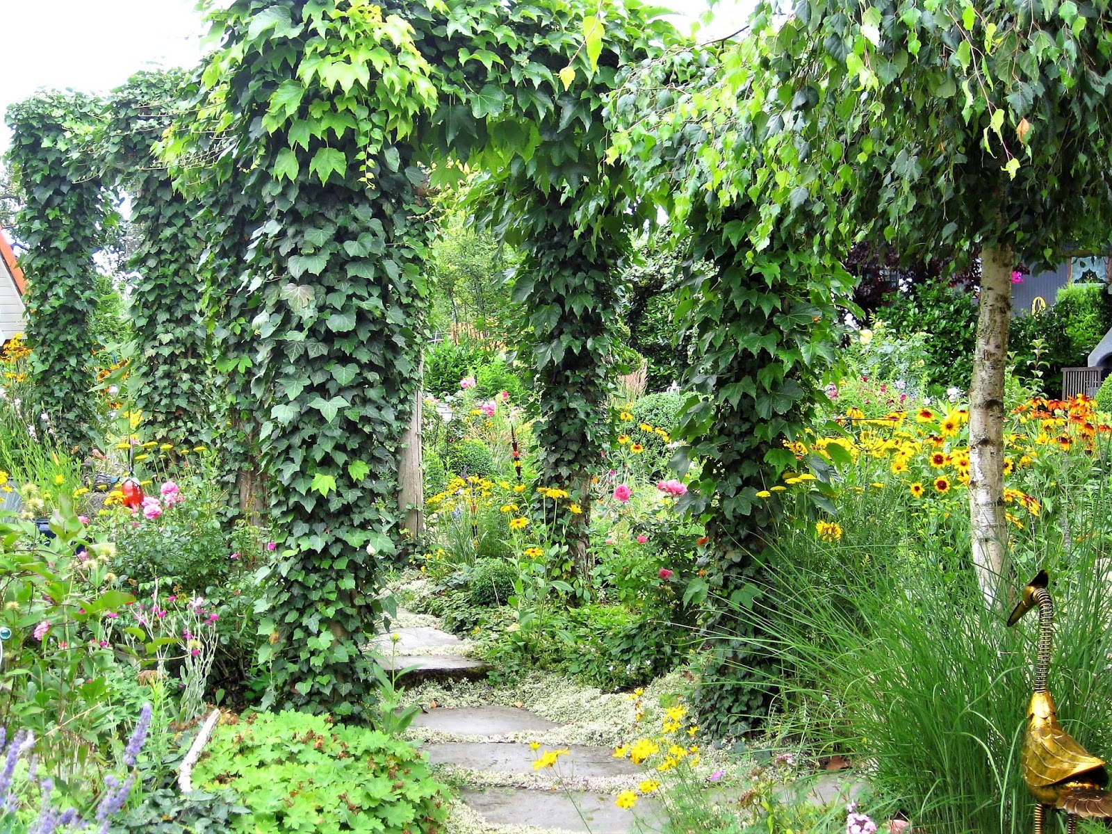 Unser Gartenpavillon mit Efeu