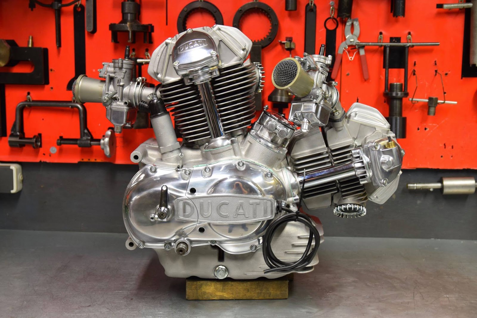 Racing Cafè: Engines - Ducati 750 Sport 1974