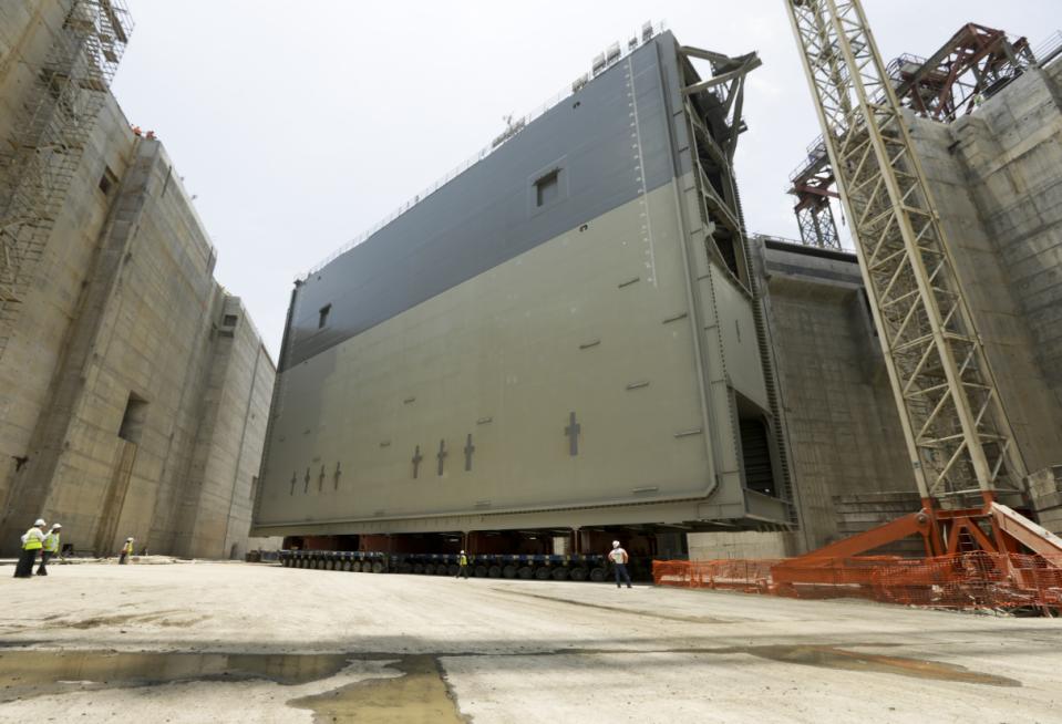 Panama Canal hits milestone - Final set of lock gates installed in ...