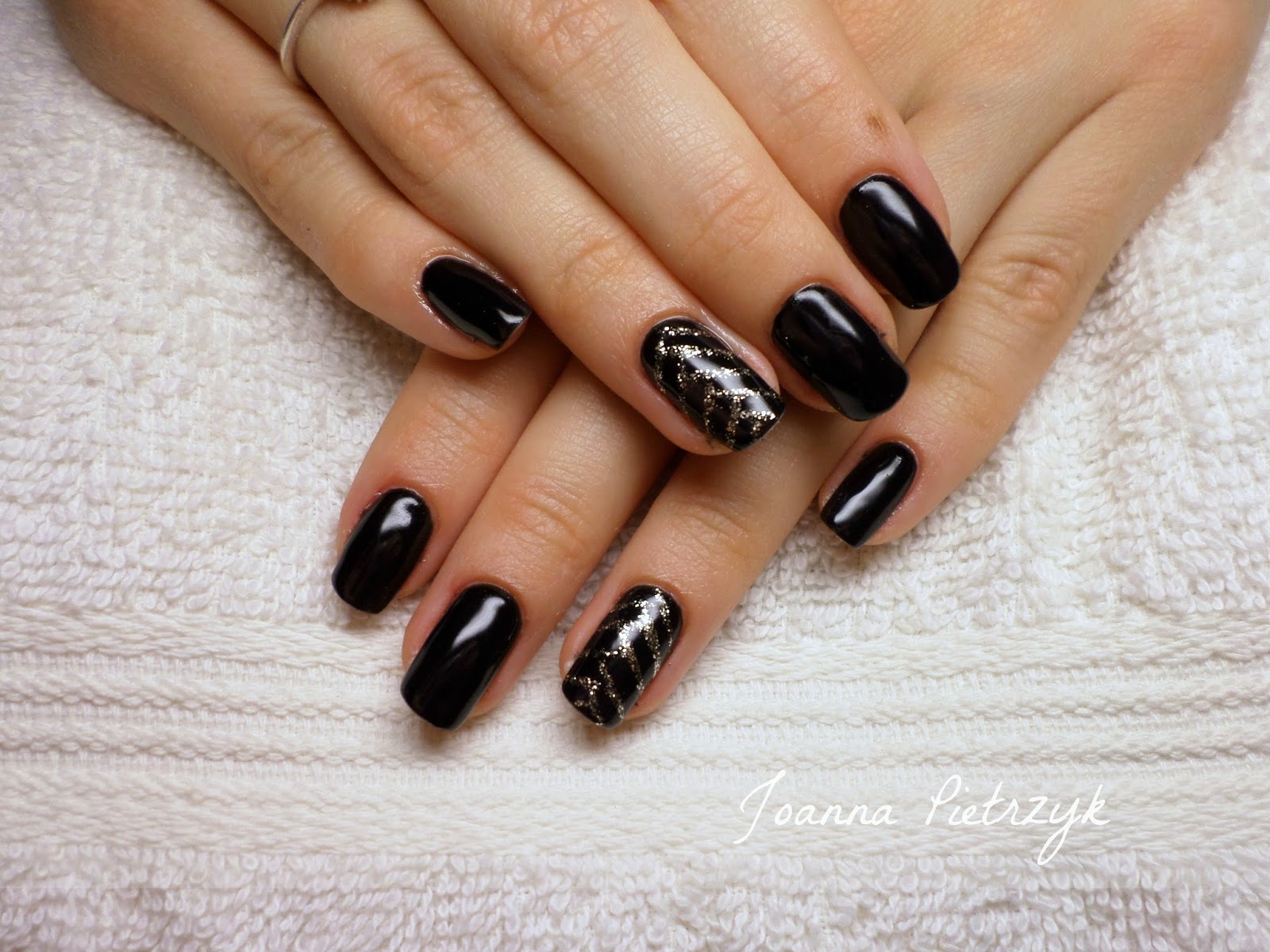Stylizacja paznokci: czarna hybryda