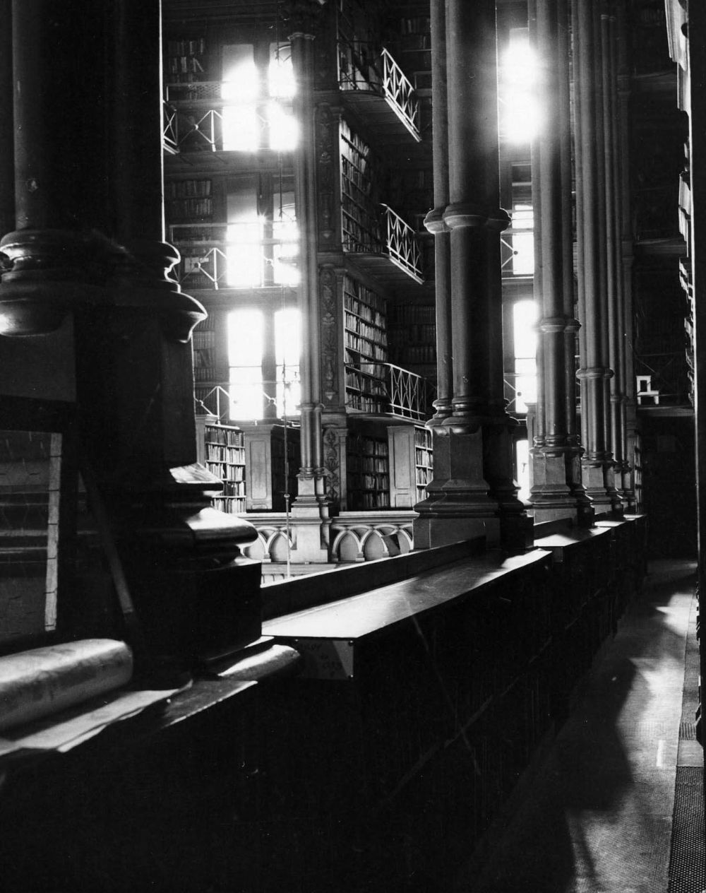 Stunning Vintage Photos Captured Inside the Cincinnati Old Main Library ...