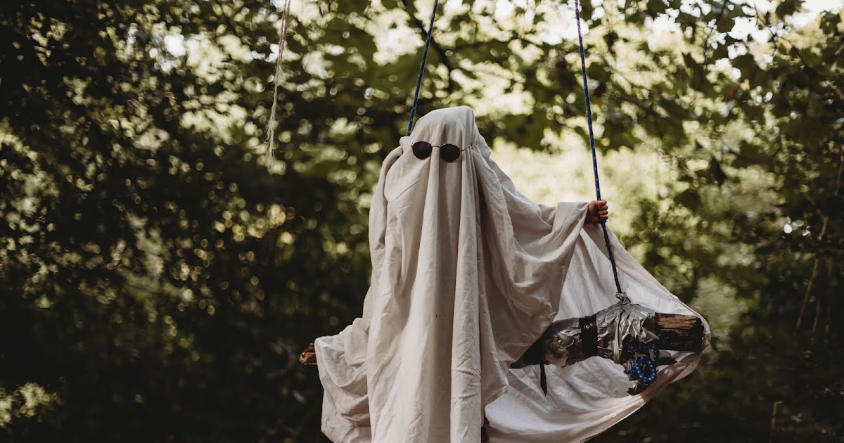 A TIK TOK INSPIRED GHOST PHOTOSHOOT | The littlest darlings