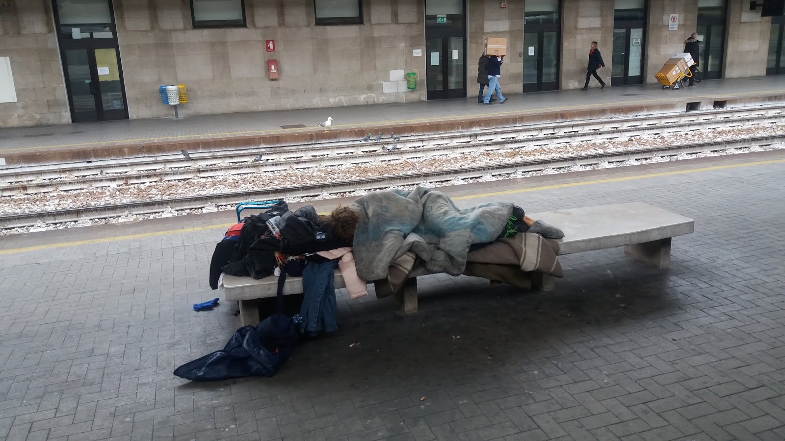 Senzatetto straniero pestato e bruciato Senzatetto straniero pestato e bruciato