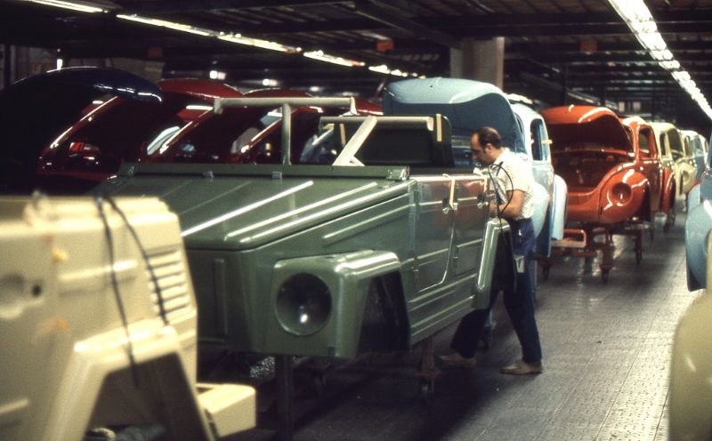 Inside the Volkswagen Factory in Wolfsburg in 1970 Through Amazing ...