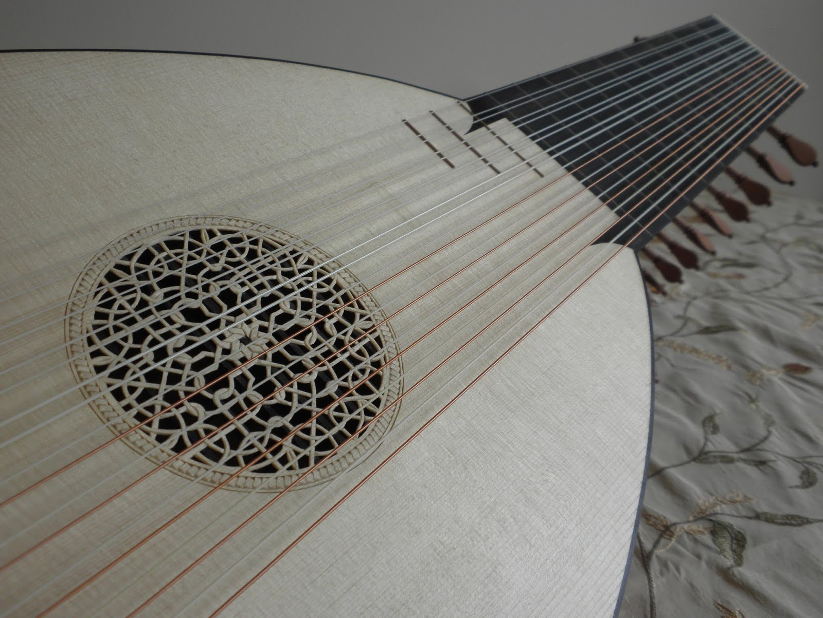 Buying a Lute: Renaissance lutes