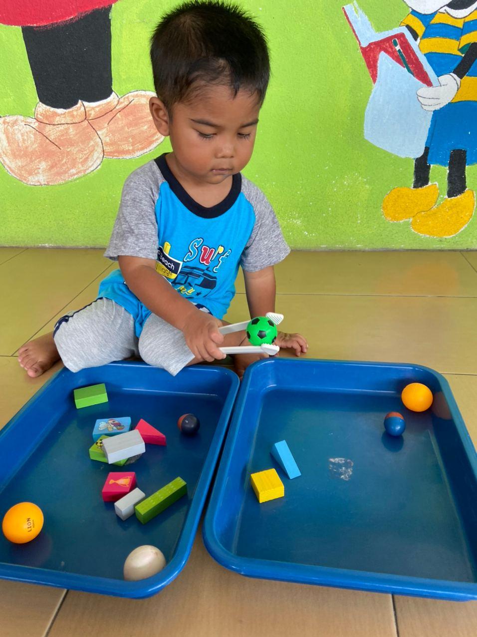 Taska Ummi Ida: Aktiviti 2 Tahun : Aktiviti Mengepit Objek