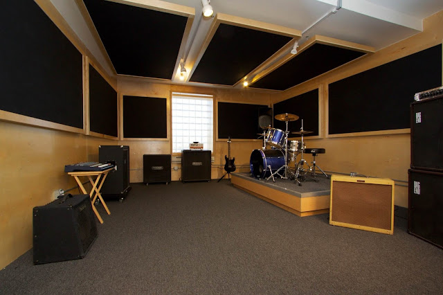 Music studio in a garage - Furniture