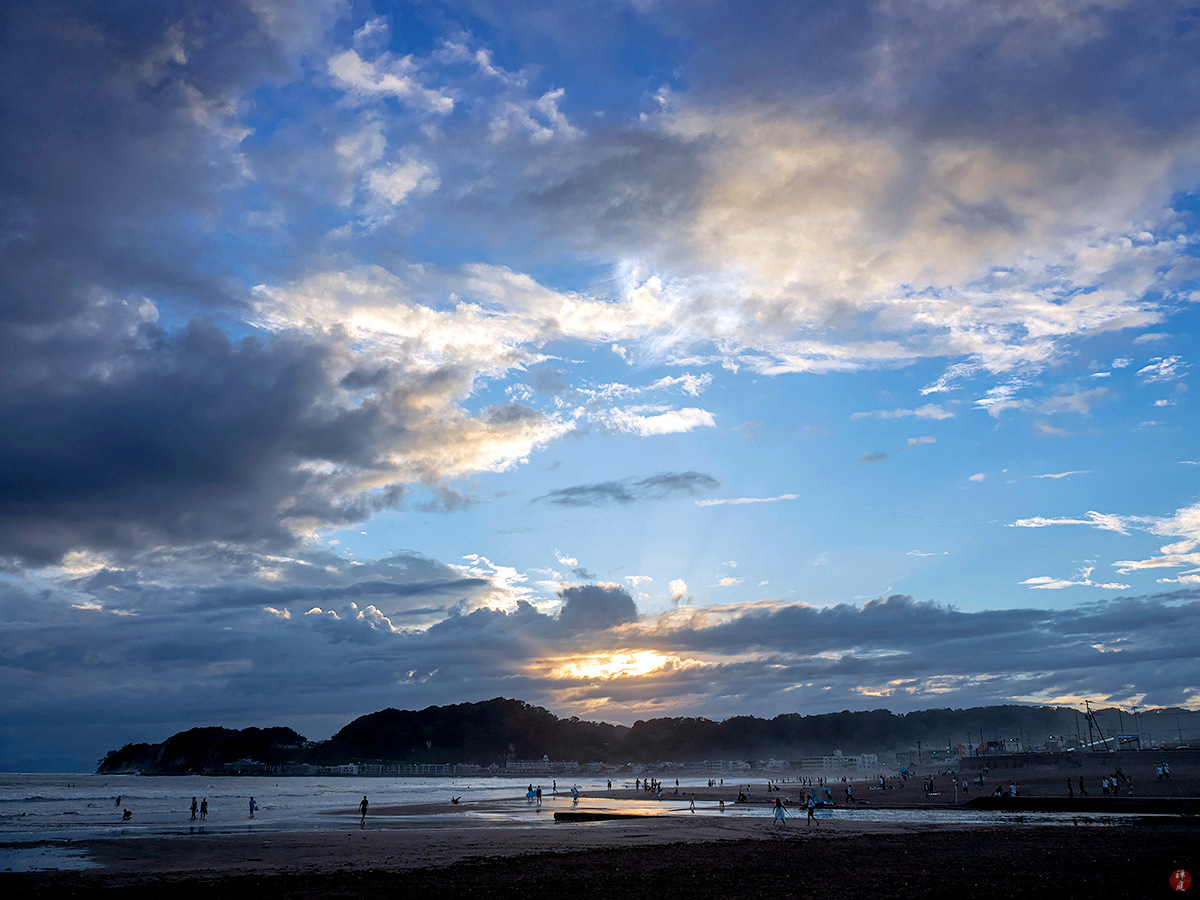 FROM THE GARDEN OF ZEN: Setting sun in late summer: Yuigahama-beach