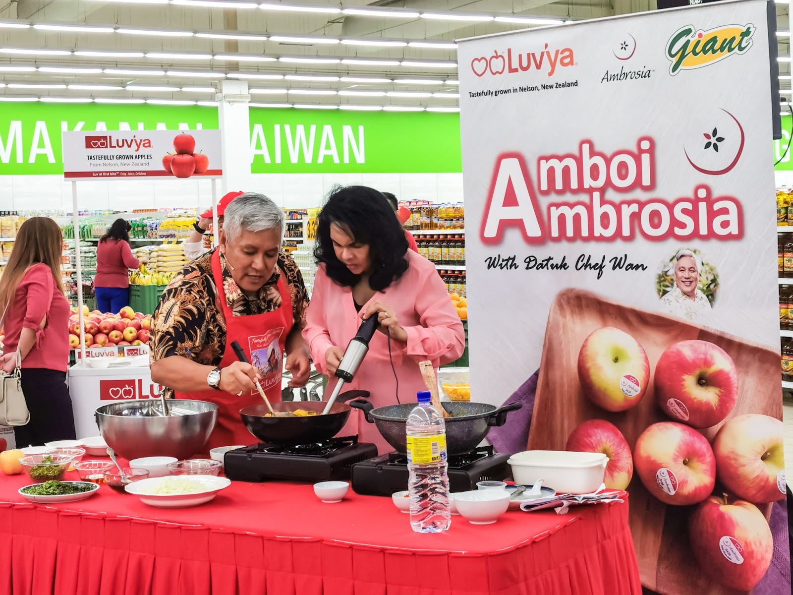Launch of Amboi Ambrosia New Zealand Luv'Ya Apples with Datuk Chef Wan ...