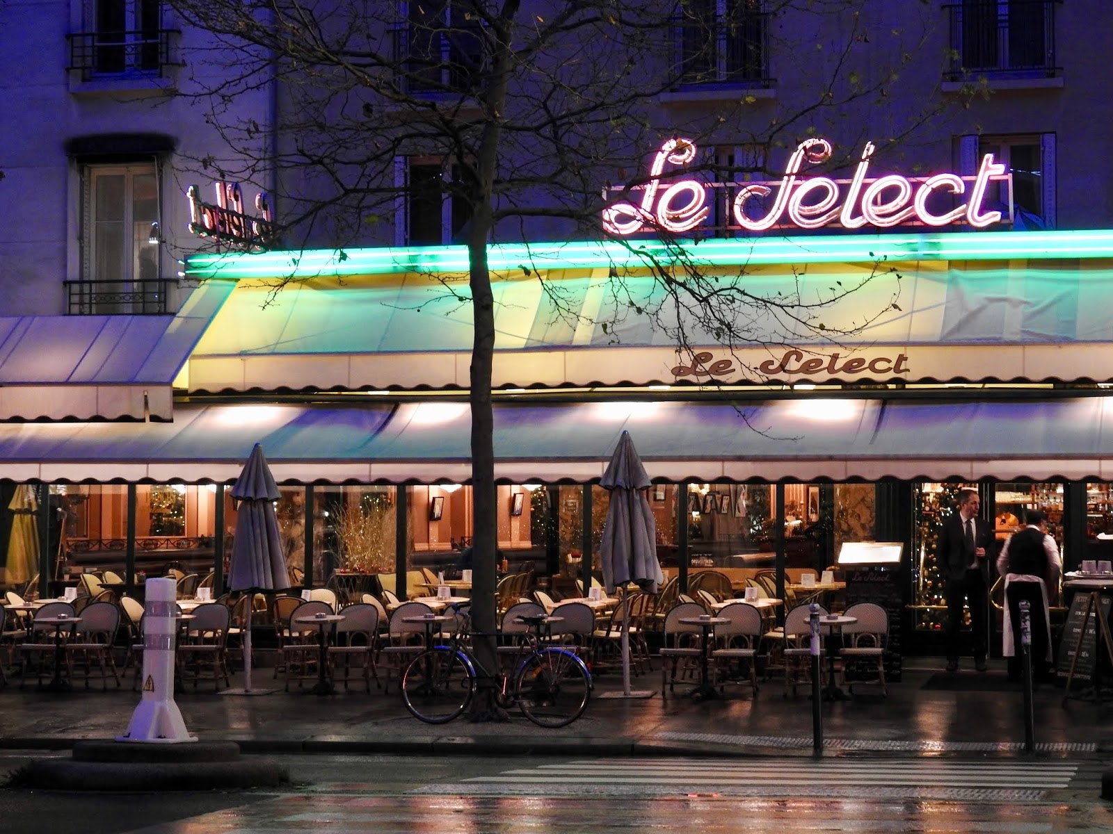 Le Select, Paris, in lights