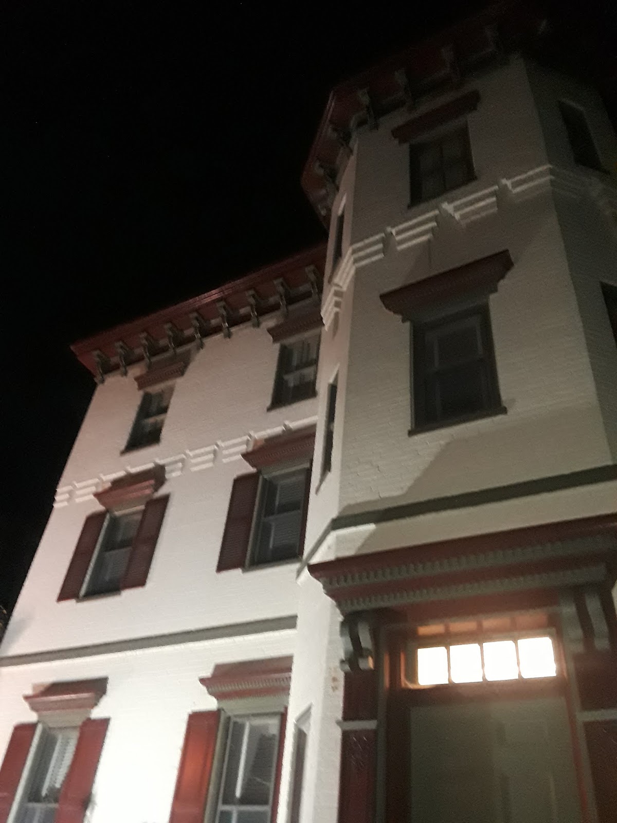 Visiting the Historic Farnsworth House Inn and Taking a Ghost Tour ...