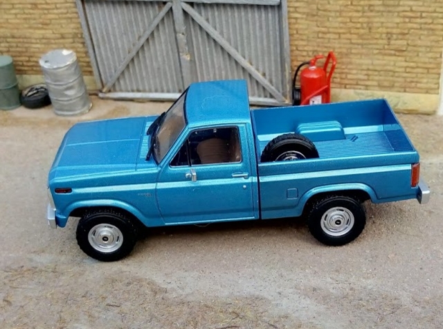 CRUISER - Clásicos en escala 1/43 (1:43 Classics): PICK UP FORD F100 (1982)