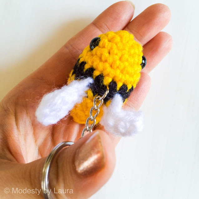 Free Crochet Pattern-- Buzy Bee Keychain | Modesty by Laura