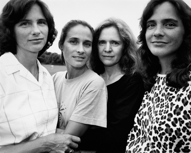 4 sisters takes the same picture for 40 years.