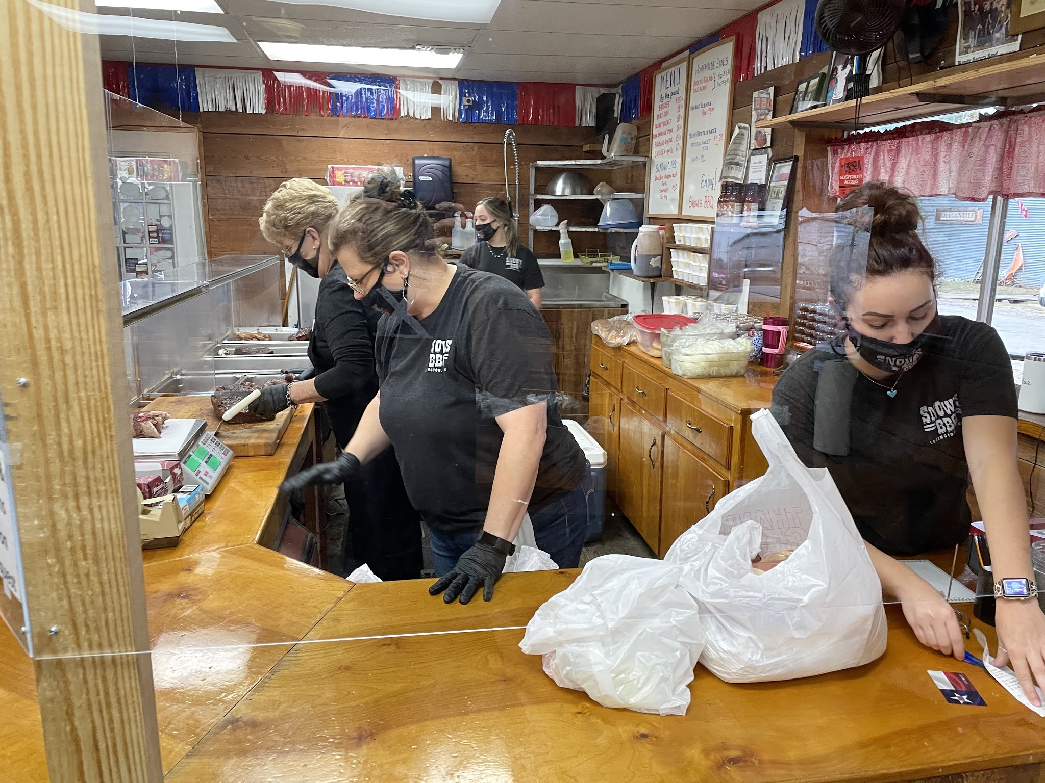 #51 - SNOW'S BBQ - Line Up for BBQ