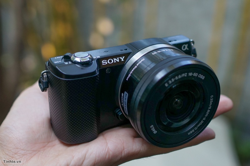 Trên tay Sony Alpha 5000: thiết kế gọn, nhẹ, màn hình lật tự sướng, cài ...