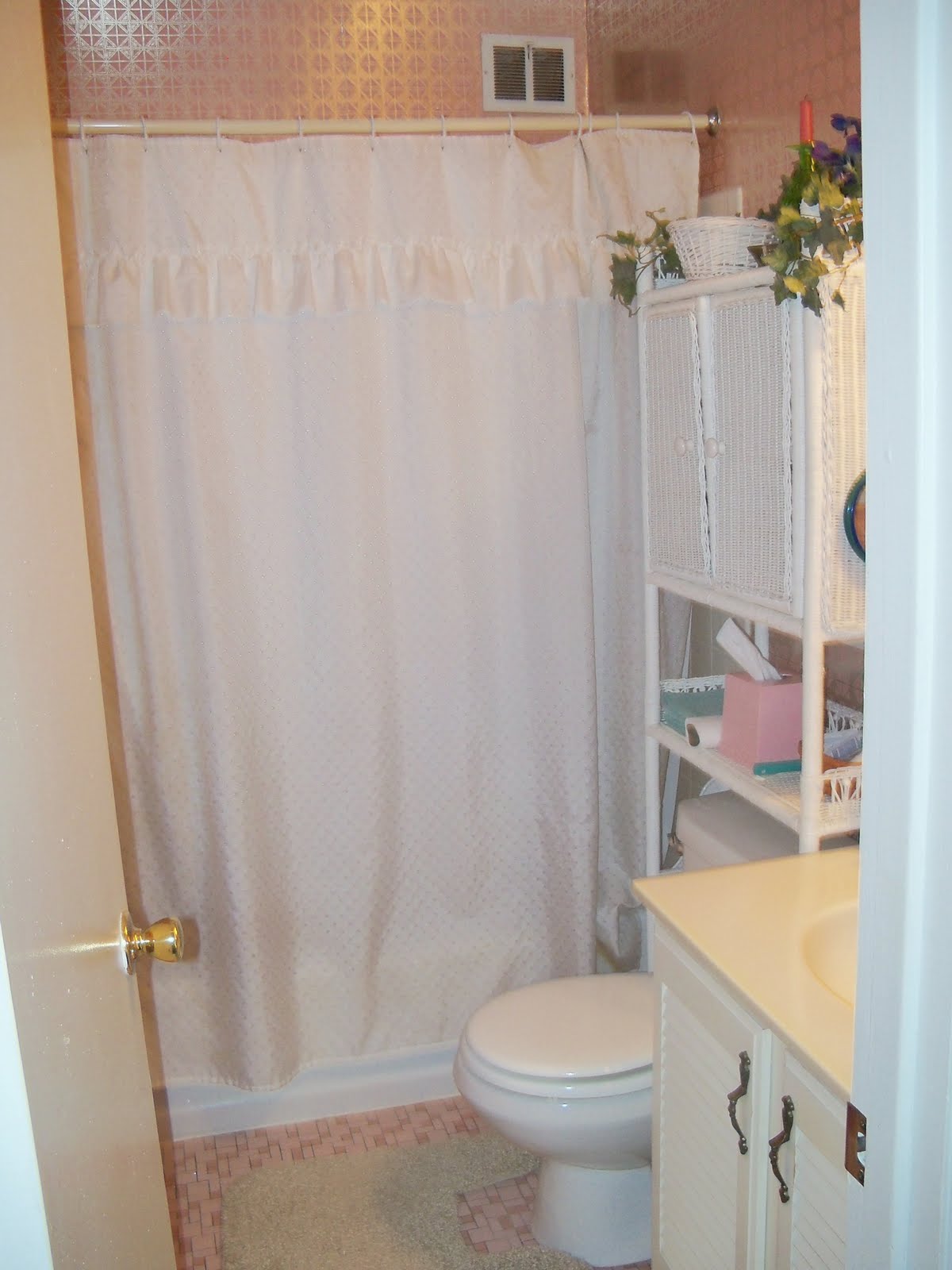 A Hollywood Regency Era Bathroom