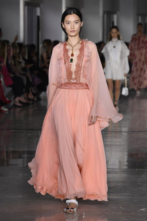 LIVING CORAL ON THE SPRING / SUMMER 2019 RUNWAYS - Miss Rich