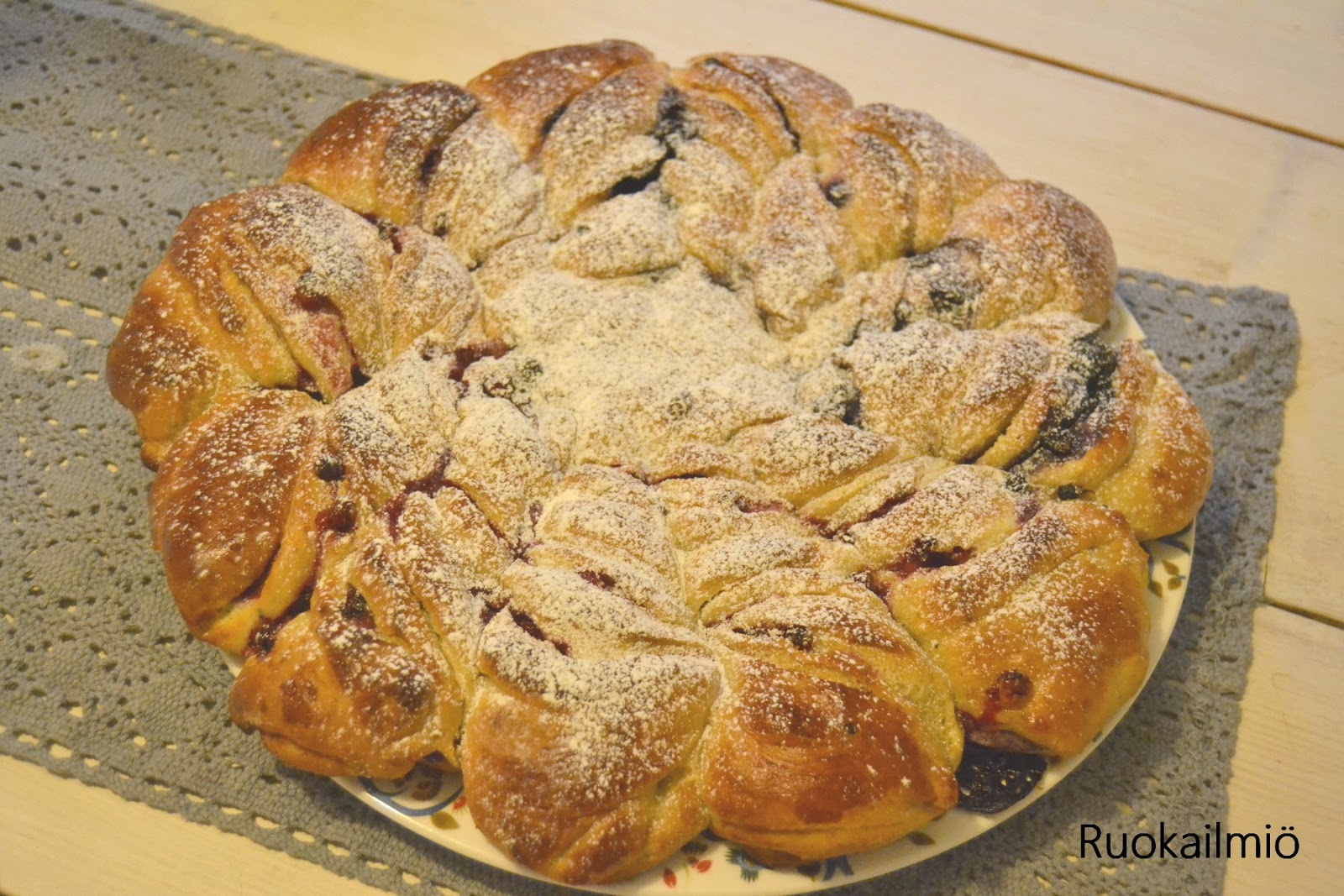 Ruokailmiö: Nyhtöpulla mustikka- ja puolukkatäytteellä