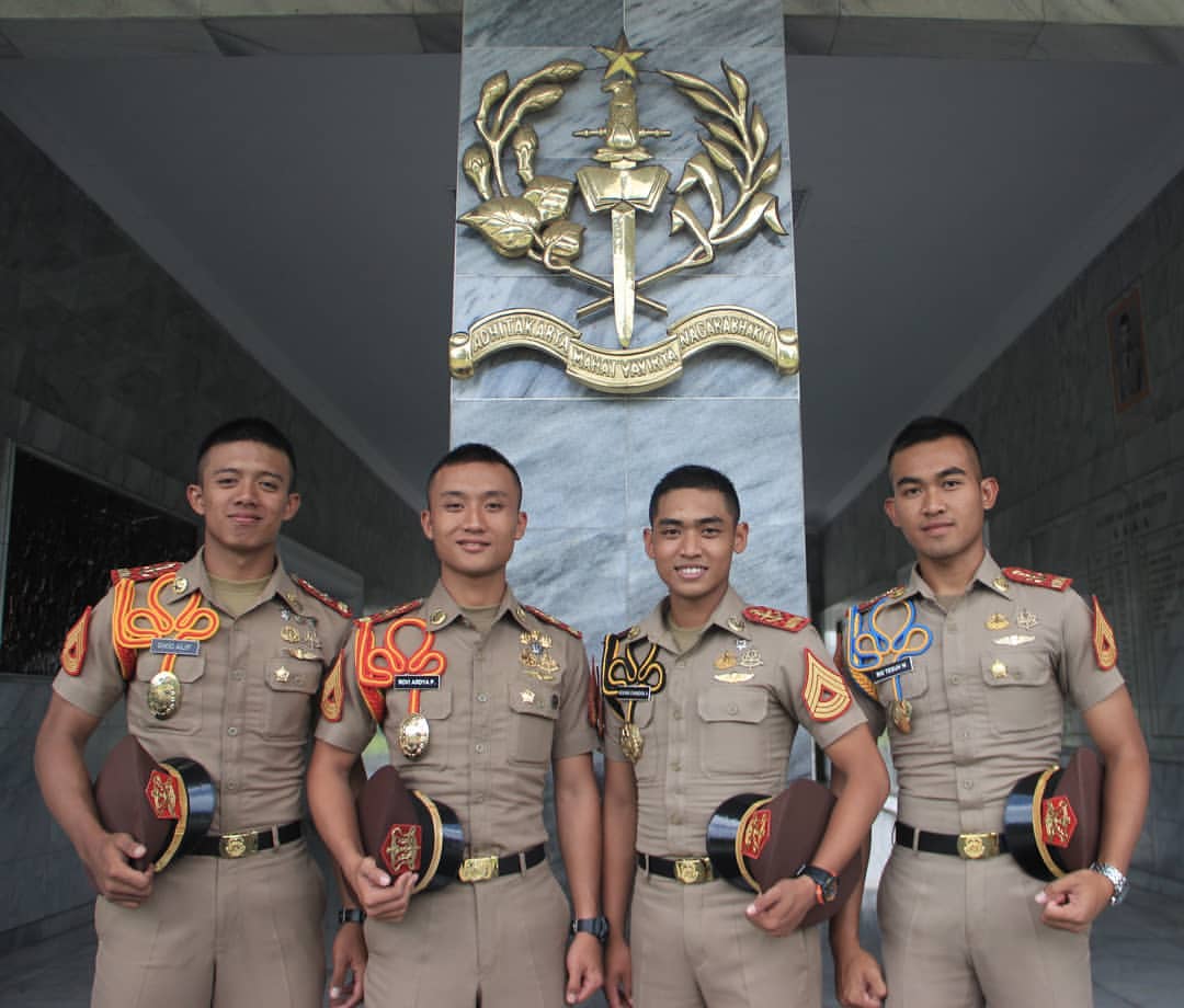 TARUNA AKMIL (AKADEMI MILITER)