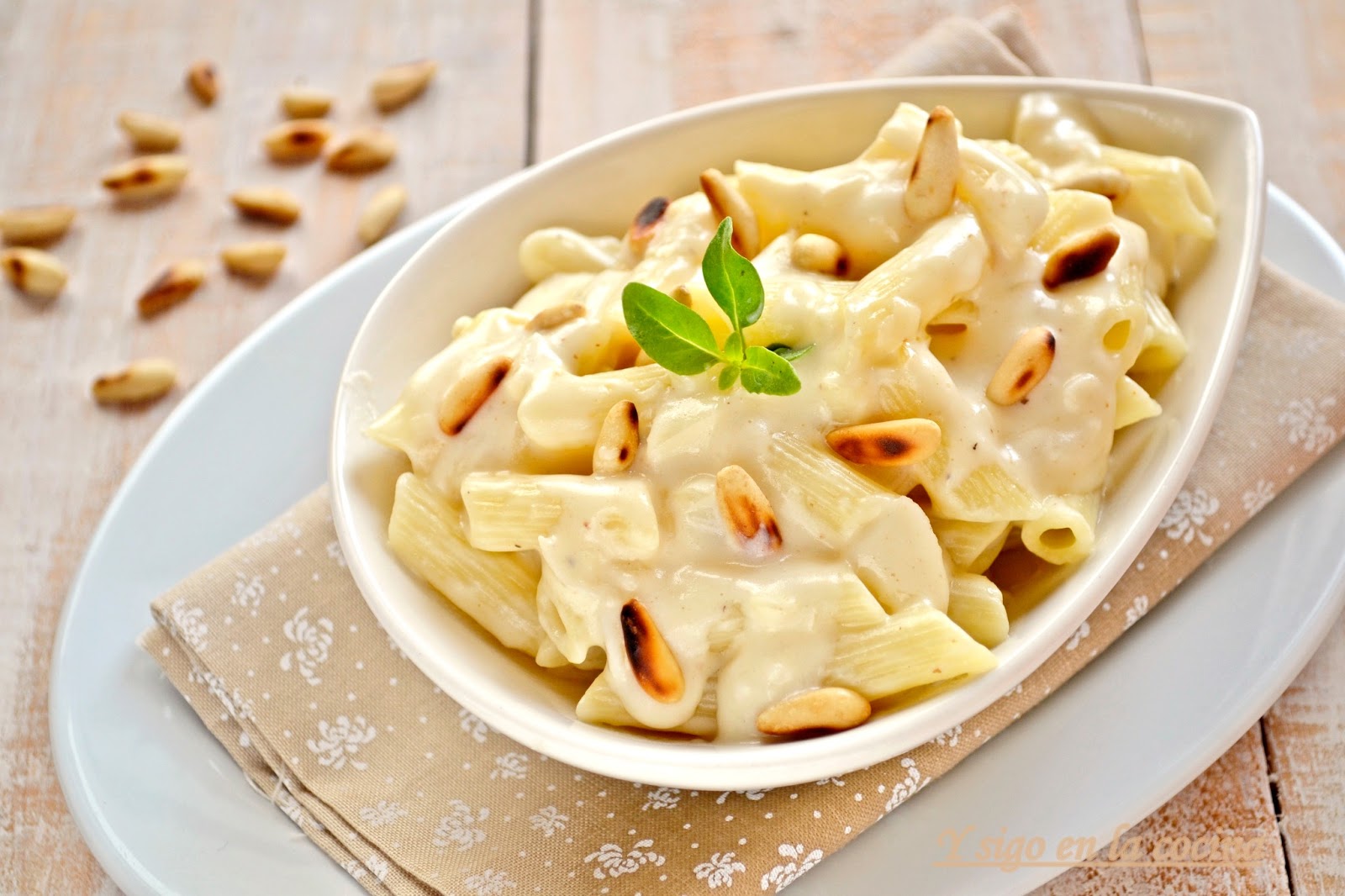 y sigo en la cocina: Macarrones con salsa de queso y piñones