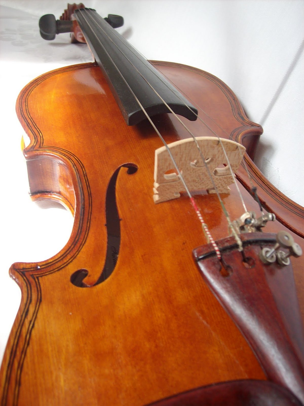 Bökös László hangszerkészítő (violin-viola maker)