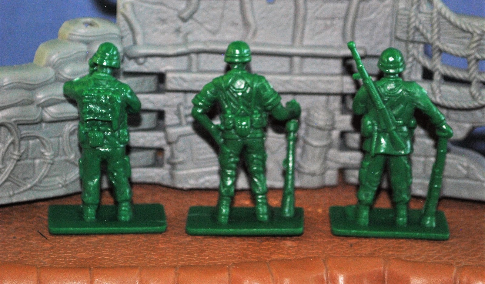 Modern Army Men: SCS Direct Modern Warfare Bucket with HIng Fat soldiers.