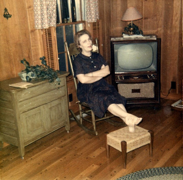 35 Cool Pics of Barefoot Ladies in the Past ~ Vintage Everyday