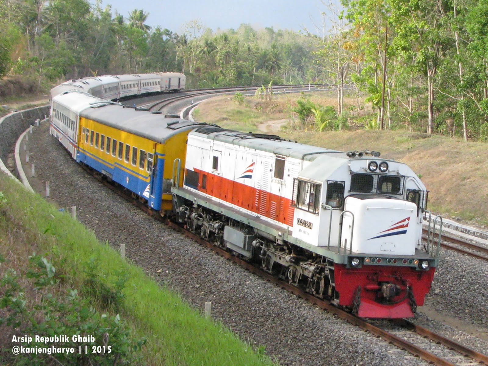 Kereta Api Indonesia: Manuver Indah KA Bengawan di Sukoreno, Kulonprogo ...