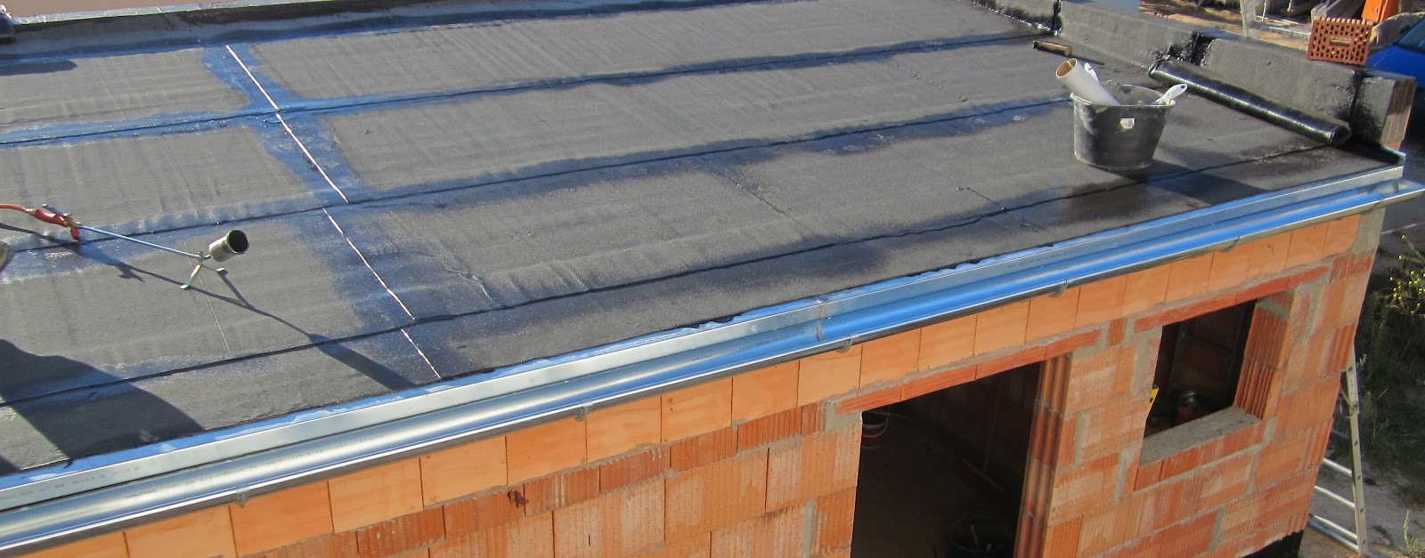 Unser Hausbau: Garage in Eigenleistung: 2. Lage Bitumenbahn angeschweißt