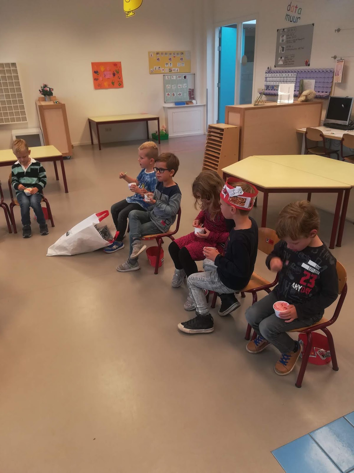 Groep 1 en 2 CBS Het Kompas in Vuren: Juf Anja 40 jaar op het Kompas Groep 1 en 2 CBS Het Kompas in Vuren: Juf Anja 40 jaar op het Kompas
