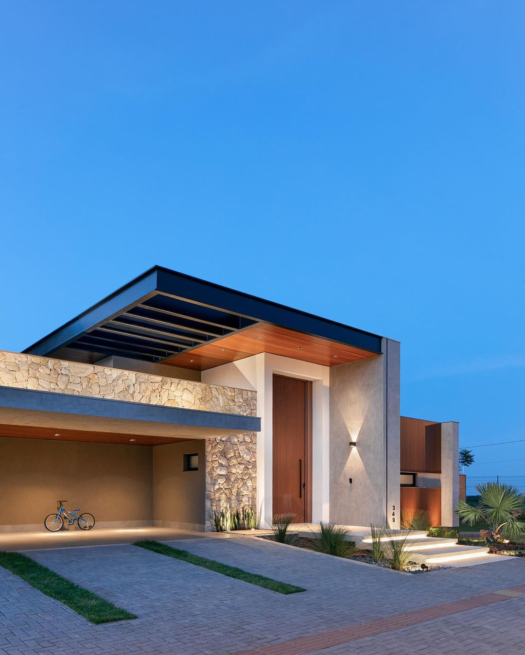 Fachada de casa térrea e contemporânea com madeira, metal, concreto e ...