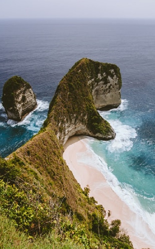 BUILDING LIKE NATURAL FORMATION AT TH BEACH - cram time thou