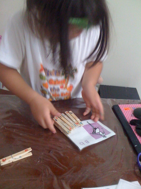 Aprendo jugando en casa: Deletreando con pinches de ropa