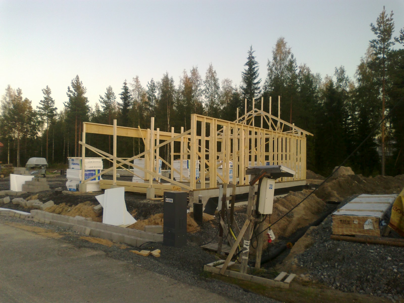 Meidän toinen rakennusprojektimme: Autotallin rungon pystyttäminen, 2 ...