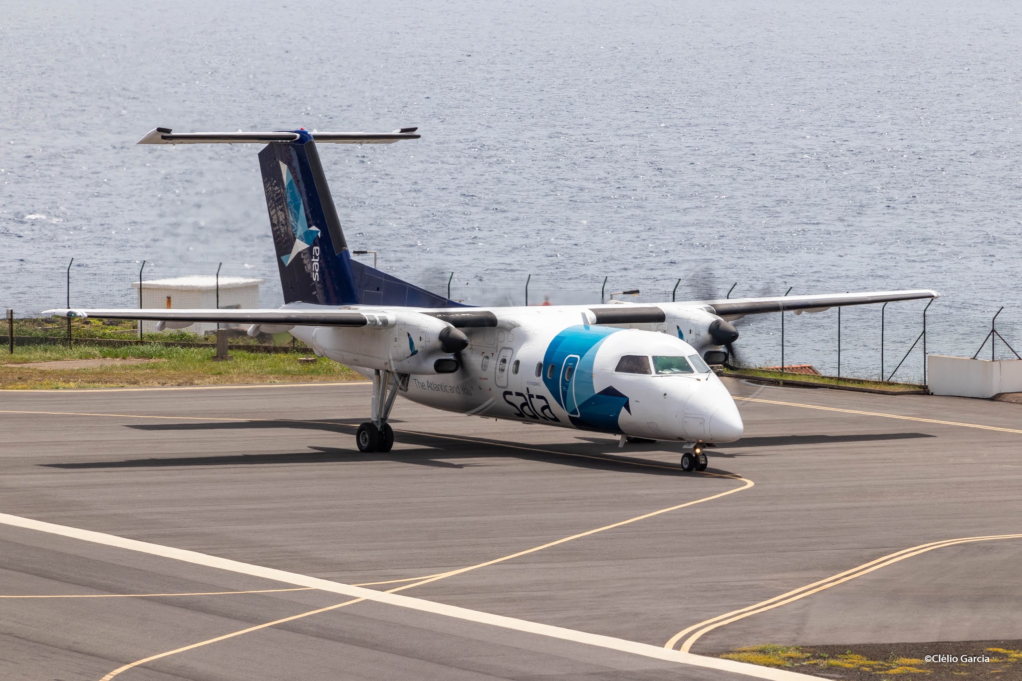 Dash 8 Q200 CS-TRC arrival at LPFL and departure