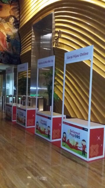 Pemasangan backdroop dan meja display standing facia ~ Partisi Pameran