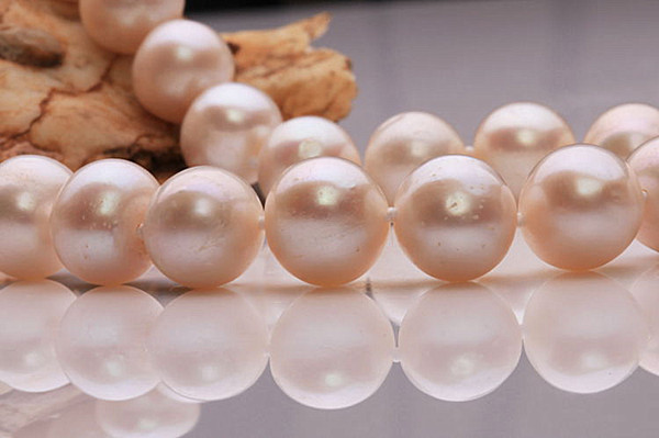 Des perles de différentiel et porter des bijoux de perles