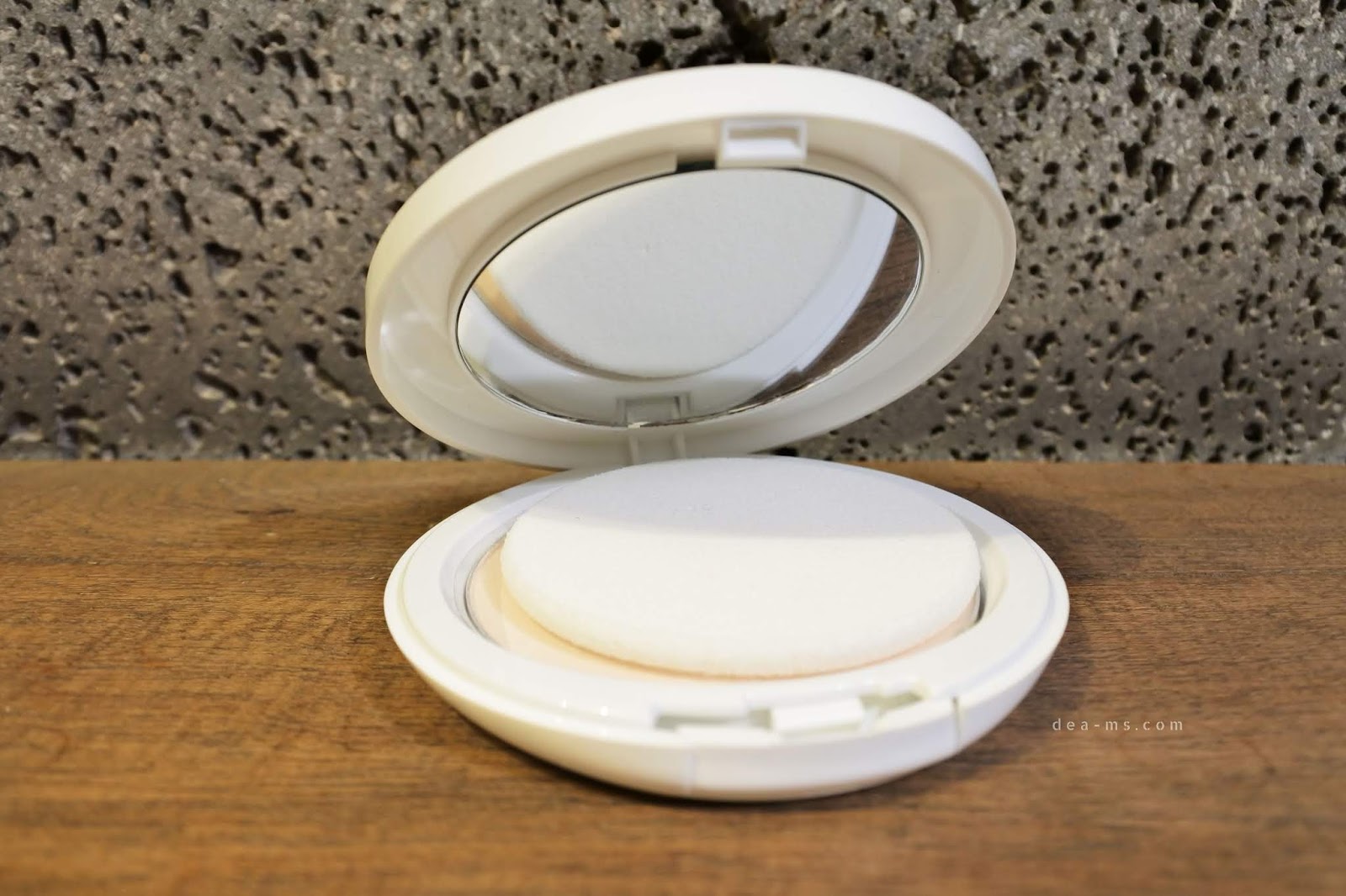 p e r s p e c t i v e.: Review: Pigeon Teens Squalane Compact Powder