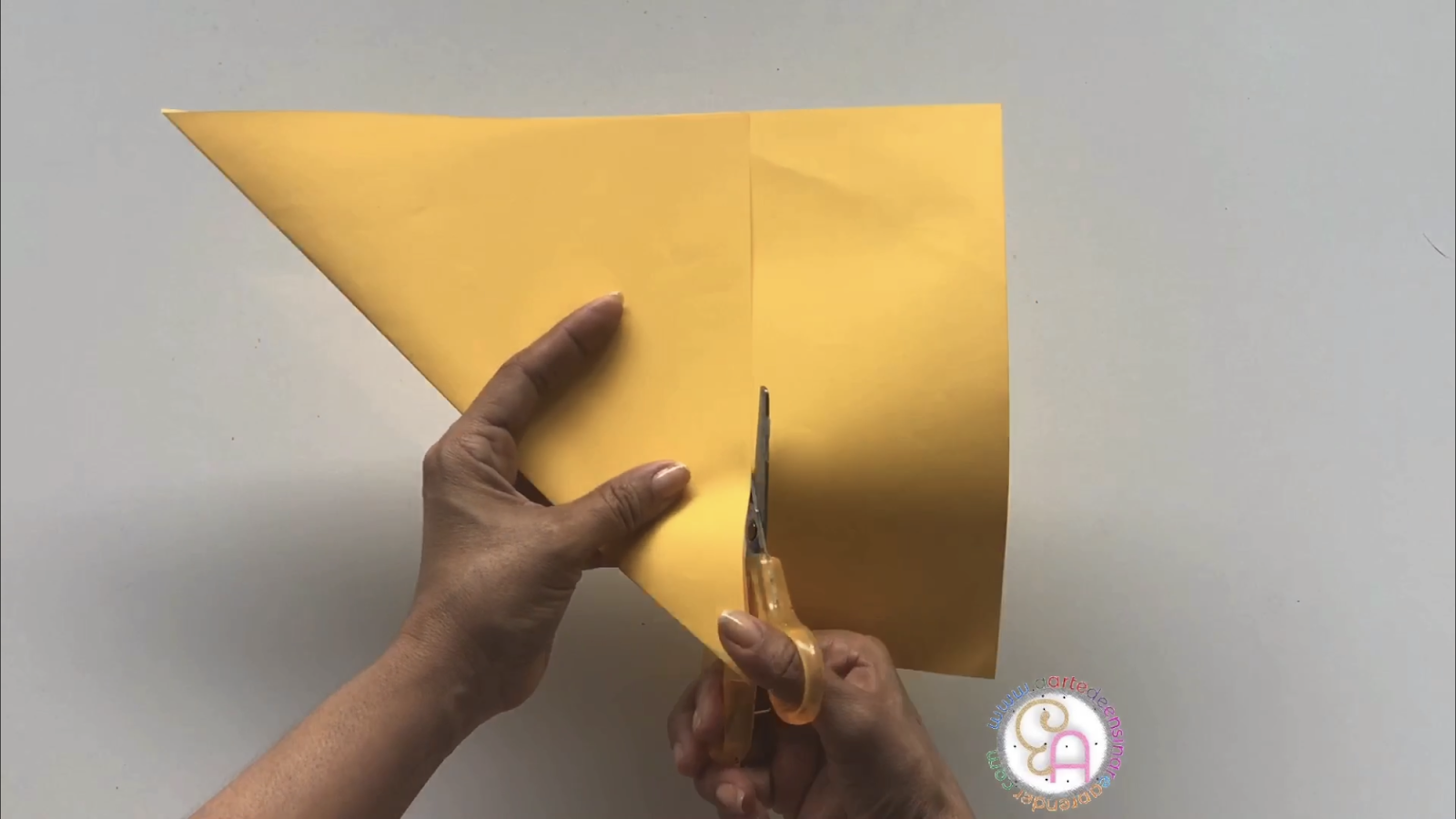 ARTE MANUAIS - DOBRADURA DE PAPEL (GALINHA) - A Arte de Ensinar e Aprender