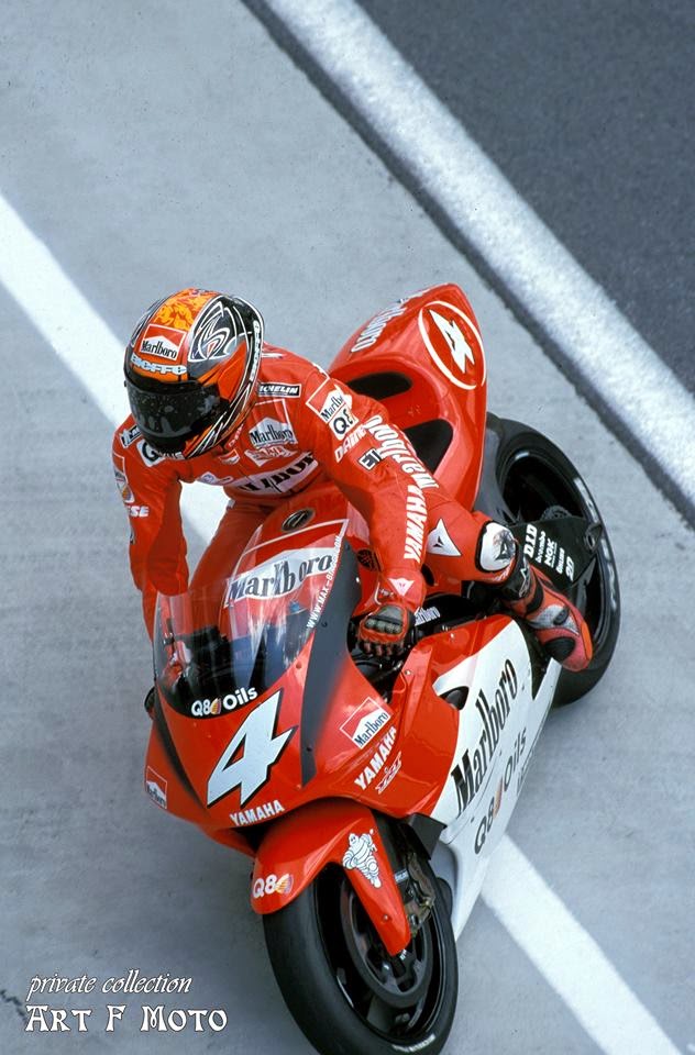 Racing Cafè: Photo #579 - Max Biaggi 2000