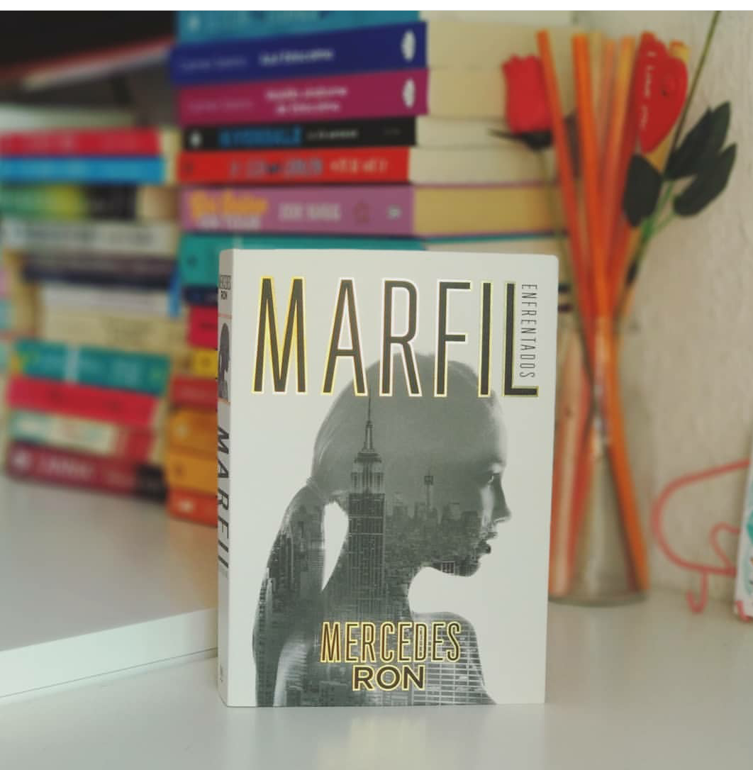 Mati Cazalibros: Reseña: ¨Marfil. Enfrentados¨.