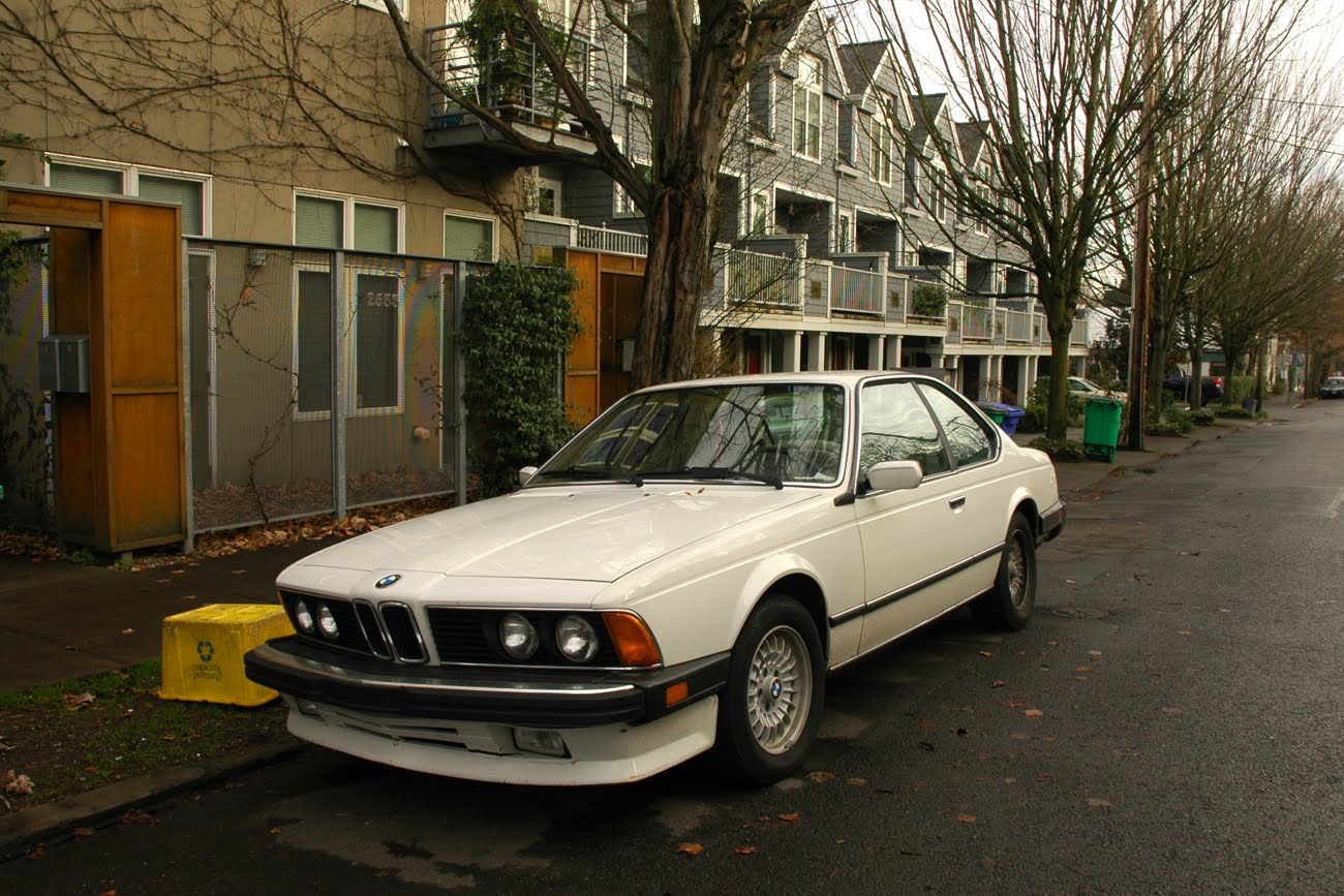 OLD PARKED CARS.: 1987 BMW L6.